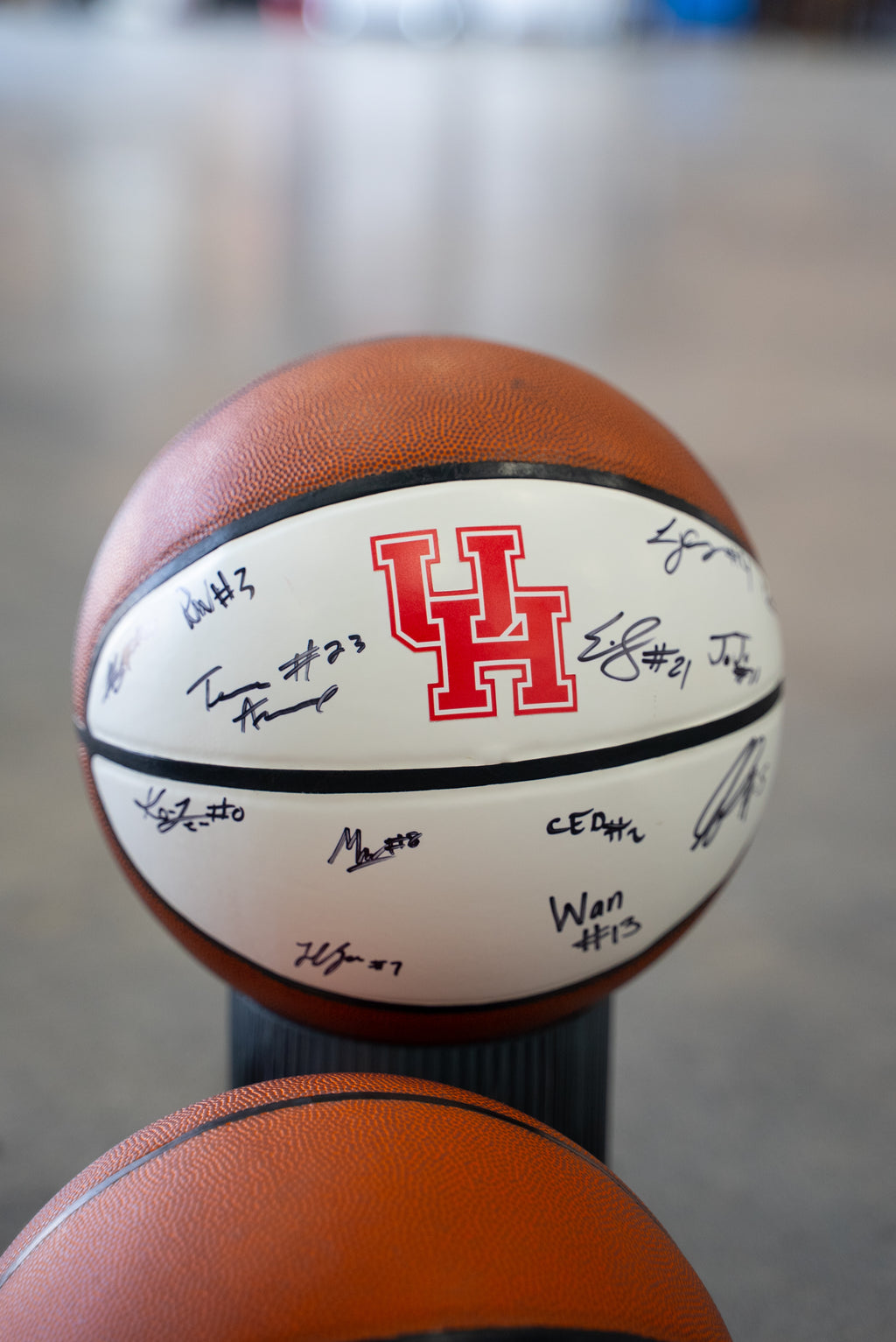 2024-2025 UH BASKETBALL TEAM AUTOGRAPHED BALL – TheLinkU NIL Shop